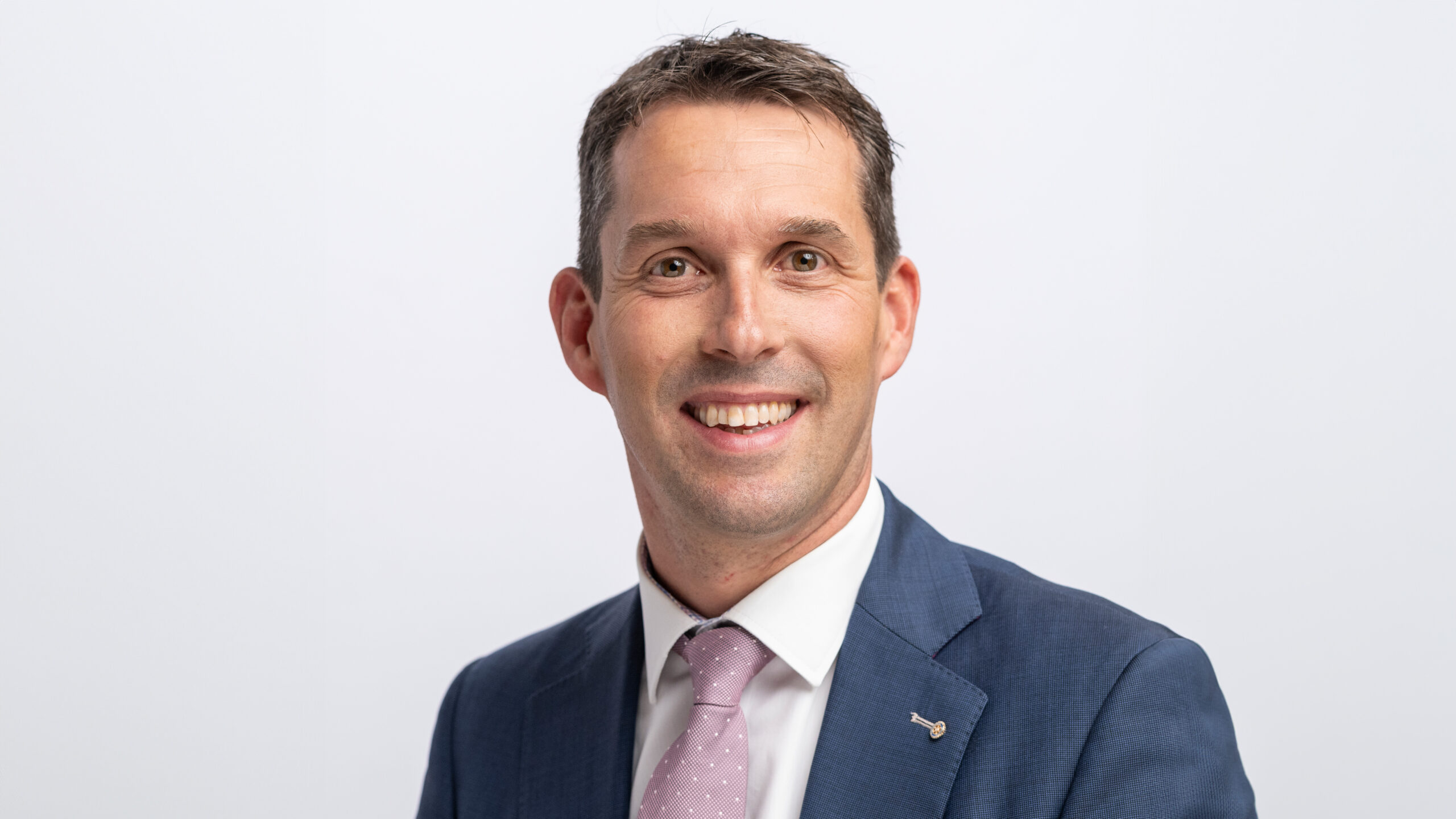 SVP Schweiz - Wir brauchen mehr Geld für die Armee und nicht für die Verwaltung